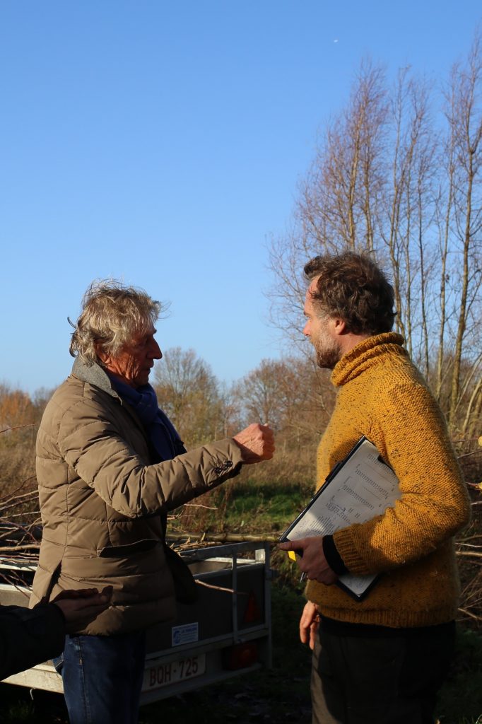 goe bezig vuistje – Far Field